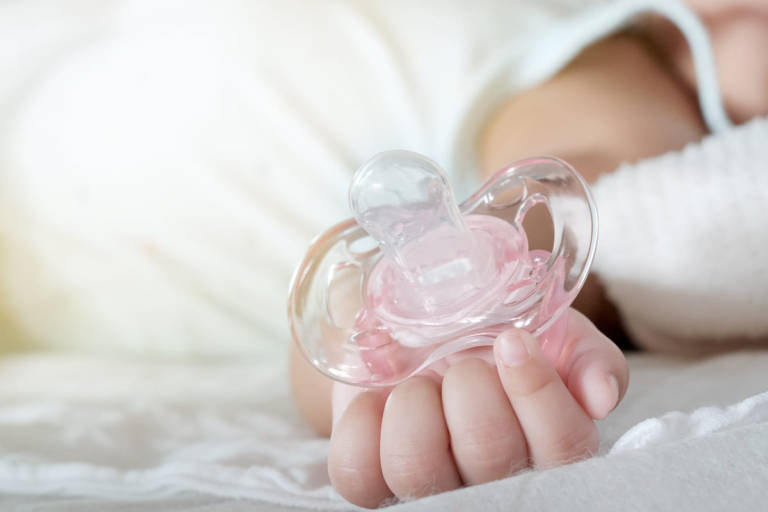 Ciuccio del neonato: quando iniziare e cosa evitare di fare