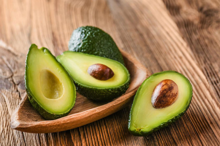 Seme di avocado: come piantarlo in casa e riutilizzarlo in cucina