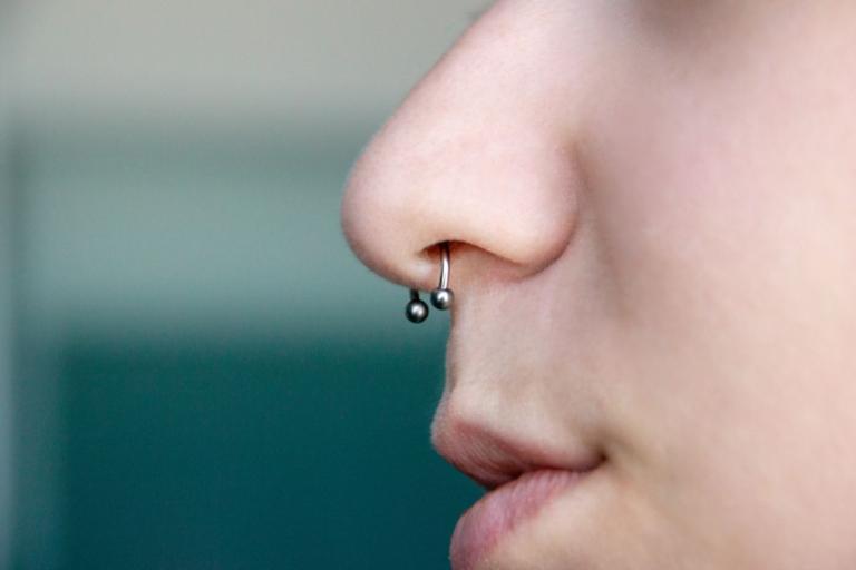 Piercing al naso: benefici e significato per la medicina indiana Ayurveda