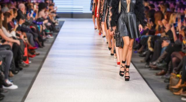 Moda, perché i brand del lusso bruciano i capi invenduti