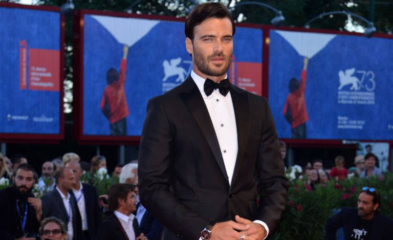 Giulio Berruti paparazzato con una nuova donna misteriosa