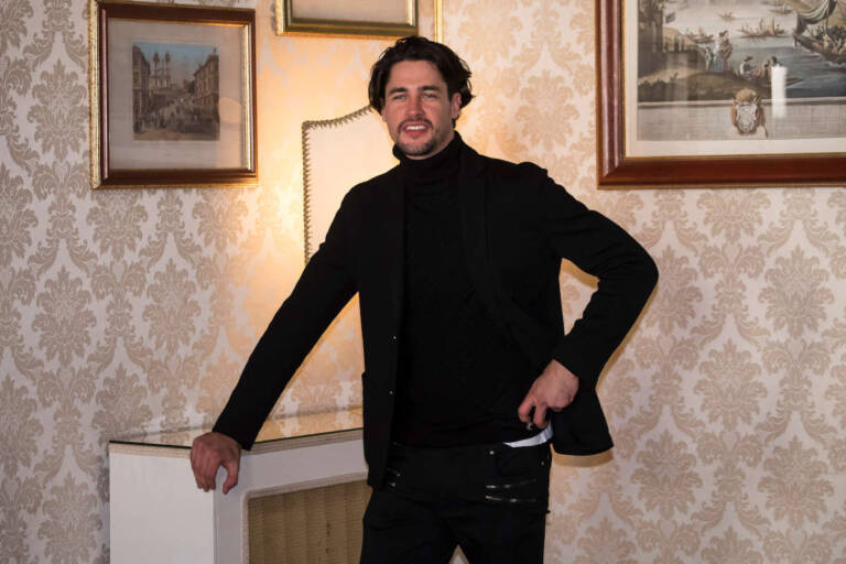 Chi è Christopher Leoni, modello e attore: la carriera e la vita privata