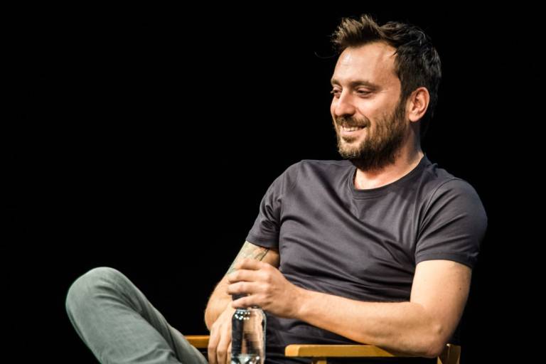 Cesare Cremonini fa salire la fidanzata sul palco e ballano: il video
