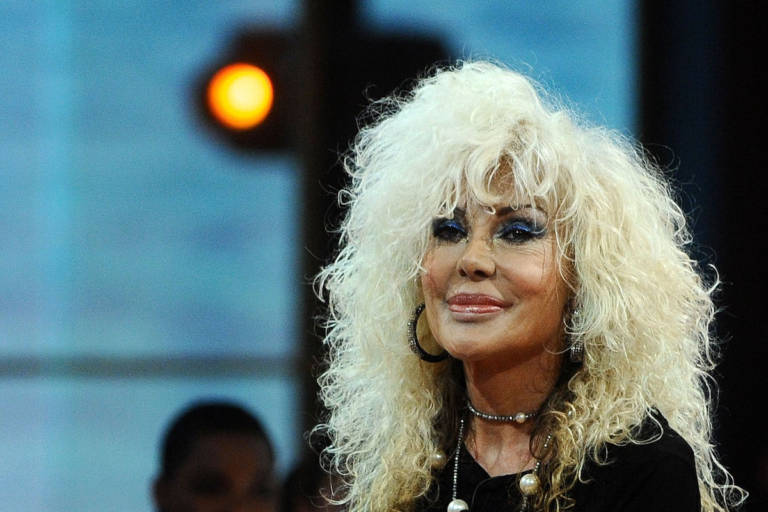 Chi è Donatella Rettore, la cantante di Splendido splendente: la vita ...