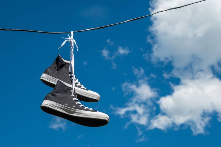 Shoefiti: in che cosa consiste e quale significato avrebbe