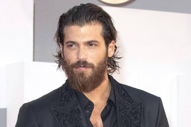 Can Yaman furioso dopo la paparazzata: la reazione sui social