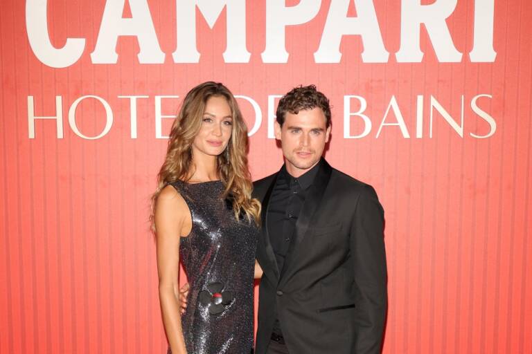 Carlo Motta mostra le foto con Helena Prestes dopo il GF