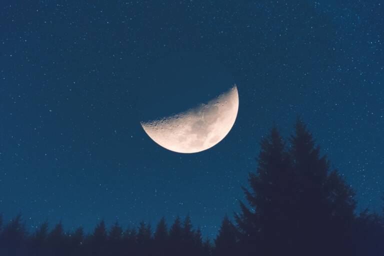Perchè si dice "avere la luna storta": origine e quando si usa