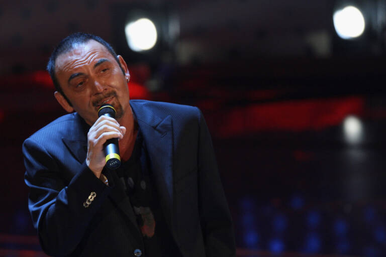 La rondine, Mango: il significato del testo