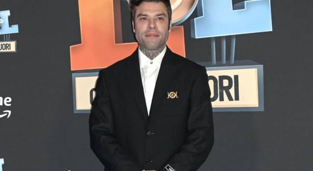Fedez, la foto del bacio in spiaggia con Luna Shirin Rasia