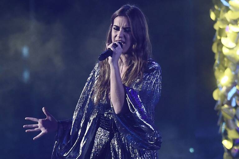 Gaia pubblica il numero di telefono per farsi chiamare dai fan