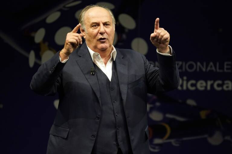 Gerry Scotti "ruba" la scena a De Martino: la proposta per Sanremo