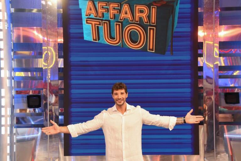 Stefano De Martino, il gesto di Thanat in tv ad Affari Tuoi: il video