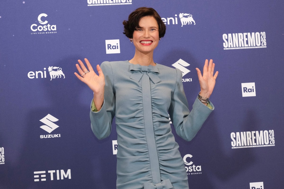 Bianca Balti festeggia il compleanno, la frase sulla torta: "Ancora viva"