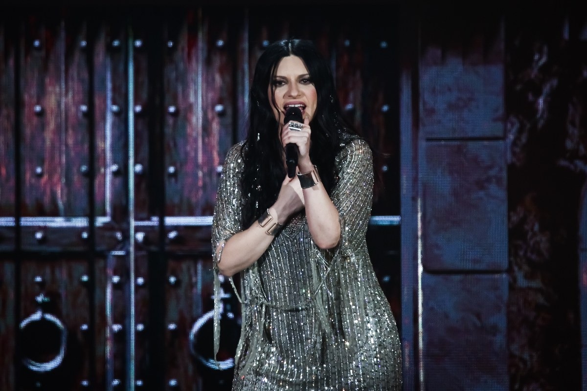 Laura Pausini ferma il concerto per un fan ubriaco: il video è virale